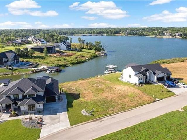 18 Checotah Bluff Cir, Lake Winnebago, MO 64034