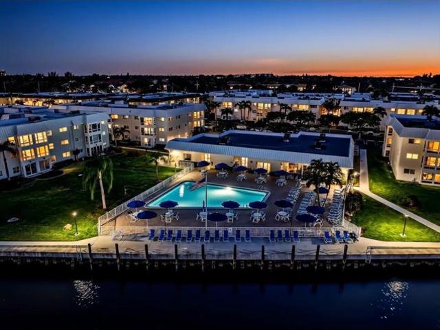 18 Colonial Club Dr Apt 200, Boynton Beach, FL 33435