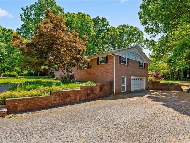 18 Colonial Drive