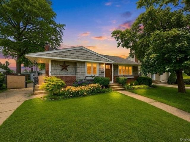 18 Cornell Ln, Hicksville, NY 11801