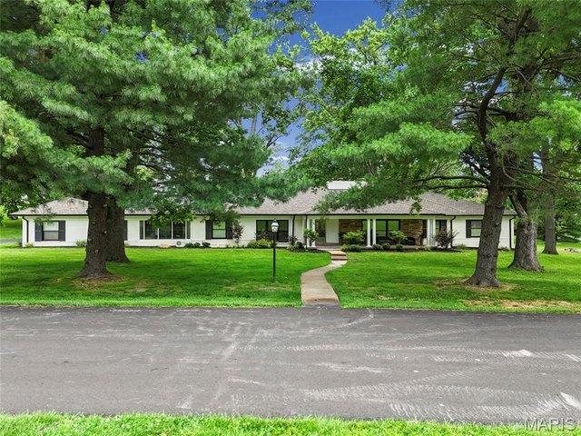 18 Country Aire Dr, Town and Country, MO 63131