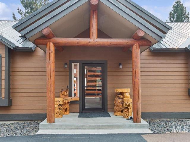 18 Creek Hollow Dr