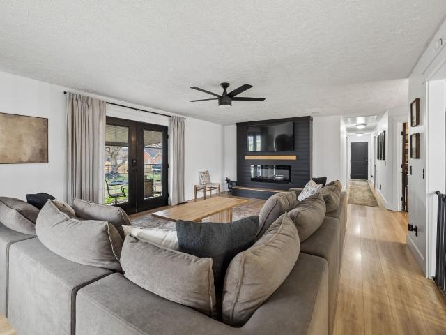 18 Crescent Blvd