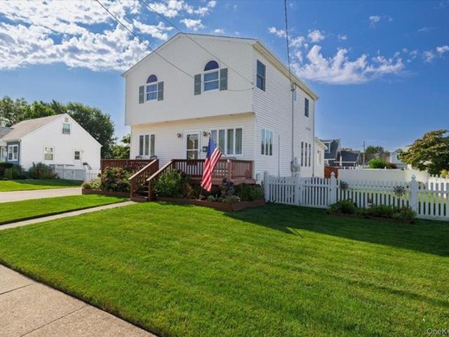 18 Dante Pl, Amity Harbor, NY 11701