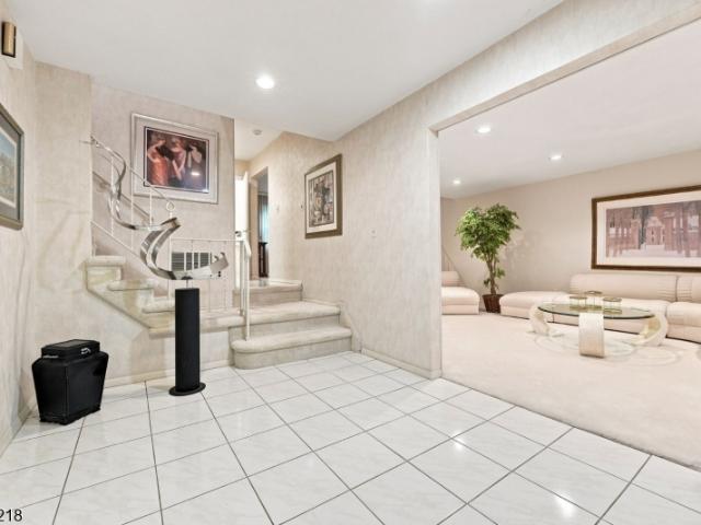 18 Druid Hill Dr