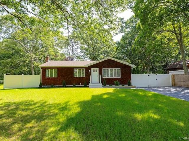 18 Easterly Rd, Hampton Bays, NY 11946