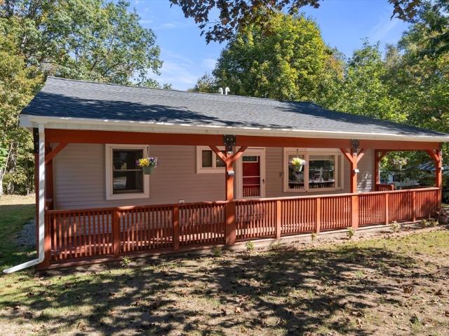 18 Edgewood Dr, Holden, MA 01520 | MLS #73501 | Compass