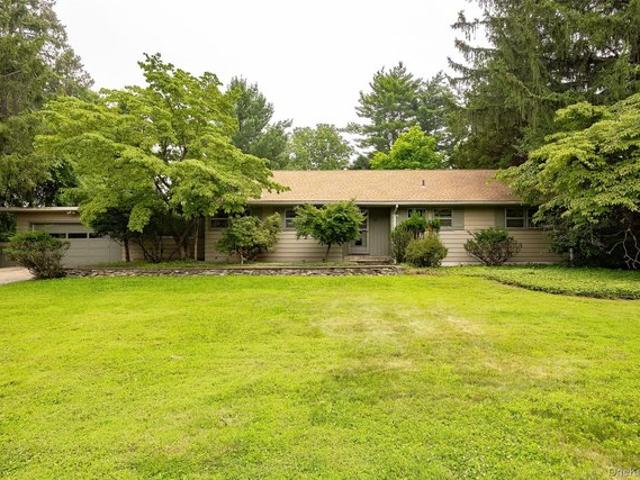 18 Flower Hill Rd, Poughkeepsie, NY 12603