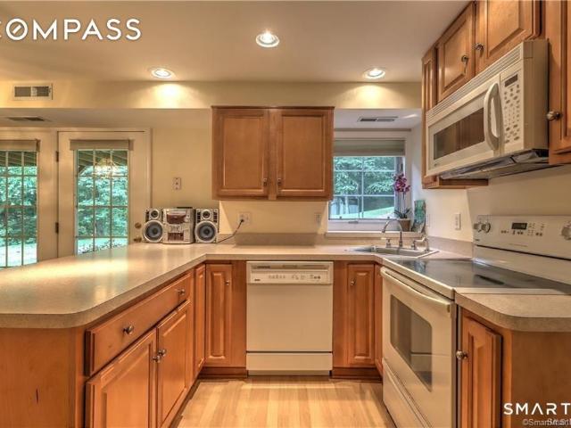 18 Gaylor Dr, Monroe, CT