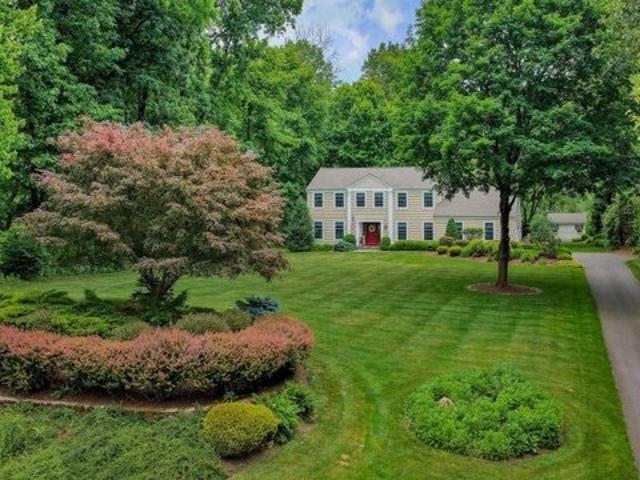18 Glen Ridge Dr, Washington Township, NJ 07853