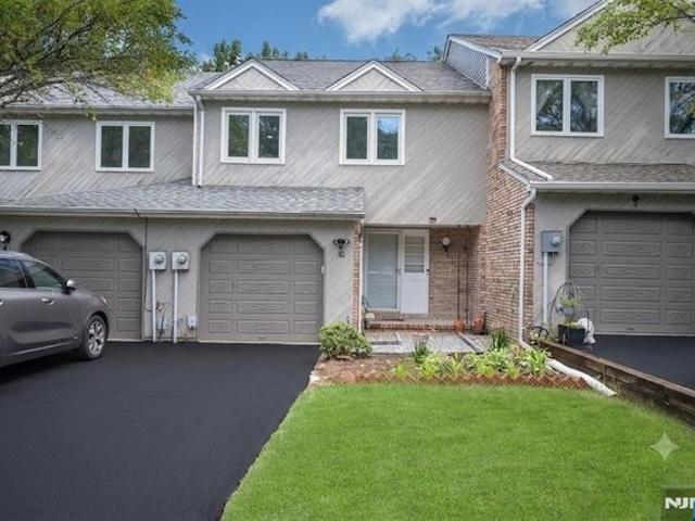 18 Guilford Ct, Par Troy Hills Township, NJ 07950
