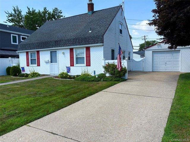 18 Heather Ln, Levittown, NY 11756