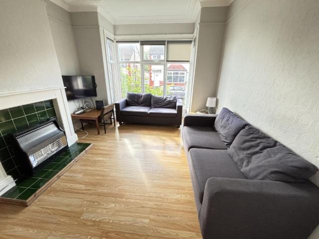 18 Hessle Avenue, Leeds, LS6 1EF