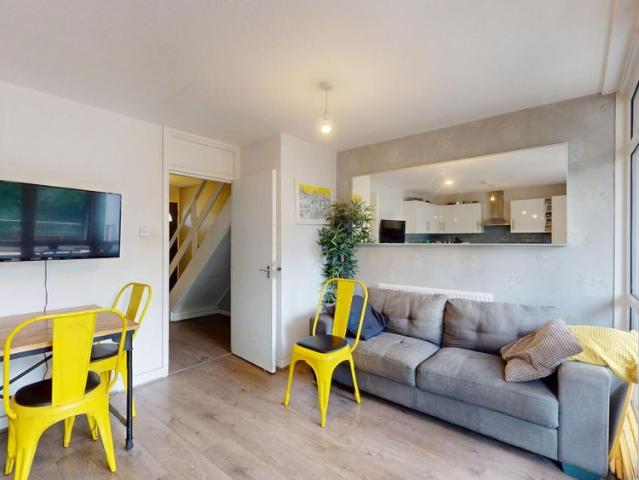 18 Hind Grove – Room 1