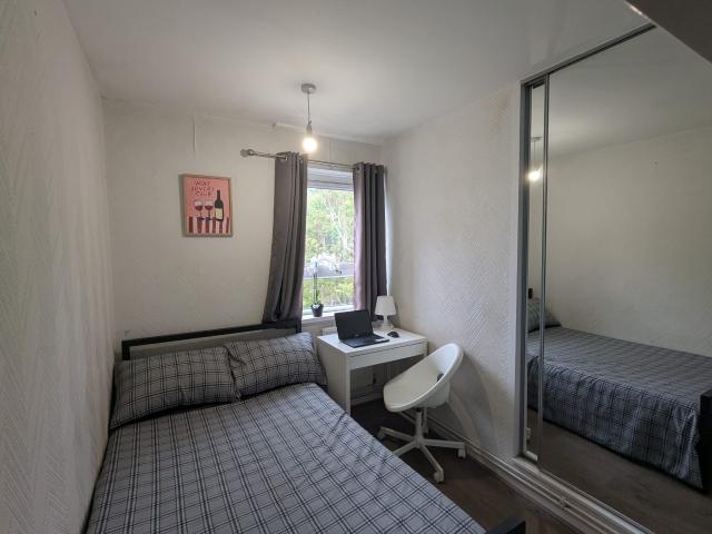 18 Hind Grove – Room 2
