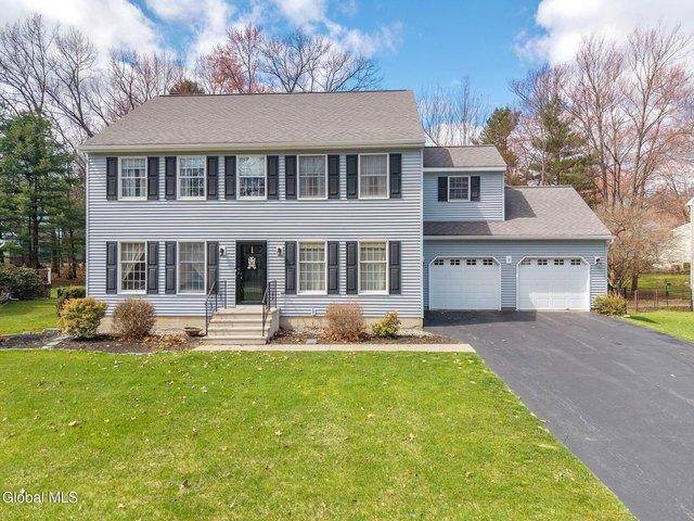 18 Hiawatha Dr, Clifton Park, NY 12065