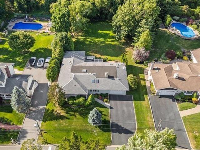 18 Hickman St, Syosset, NY 11791
