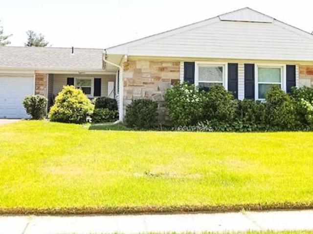 18 Holton Ln, Willingboro, NJ 08046