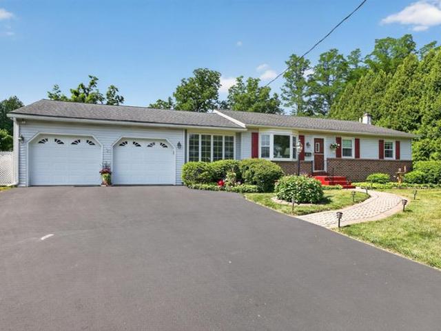 18 Holland Dr, Chalfont, PA 18914