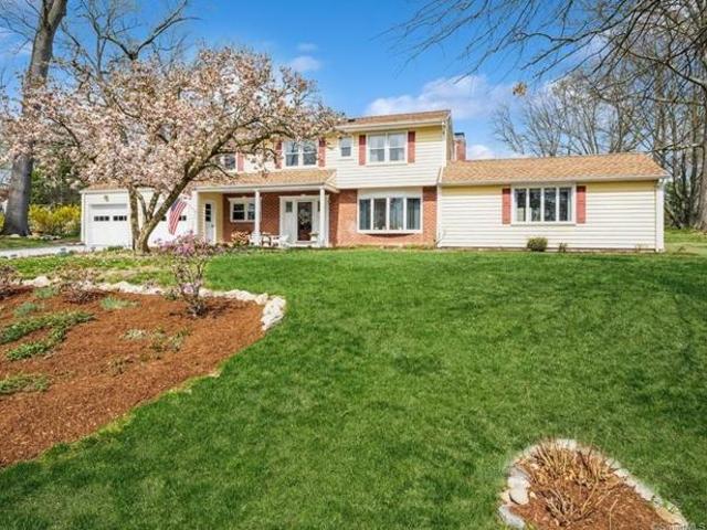 18 Hollow Oak Ln, Stamford, CT 06905