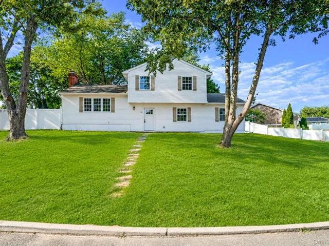 18 Joyce Dr, Riverhead, NY 11901