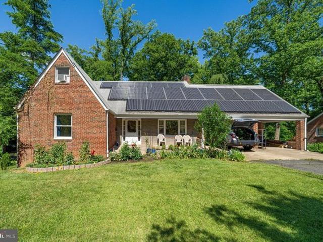 18 Lakeside Dr, Greenbelt, MD 20770