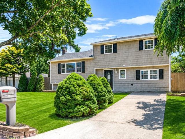 18 Lark Dr, Centereach, NY 11720