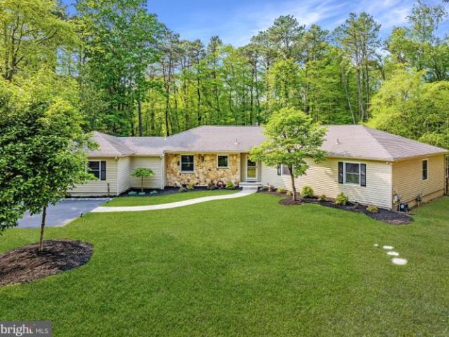 18 Larsen Park Dr, Medford, NJ 08055