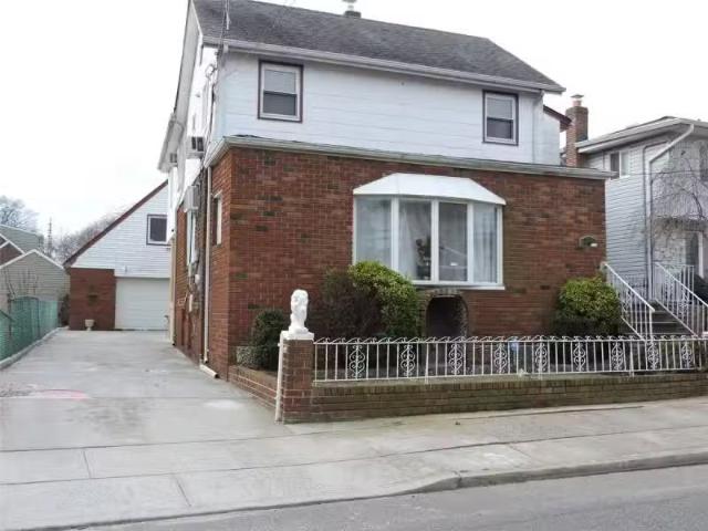 18 Leach Street, Lynbrook, NY 11563