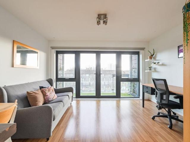 18 Mostyn Grove, London E3 1 bed flat to rent £2,000 pcm £462 pw
