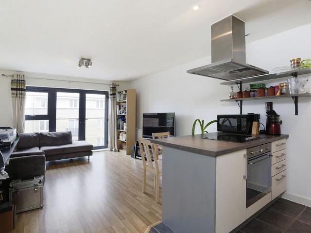 18 Mostyn Grove, London E3 2 bed flat to rent £2,200 pcm £508 pw