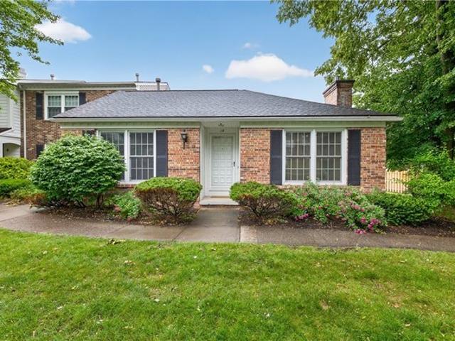 18 New Wickham Dr, Penfield, NY 14526