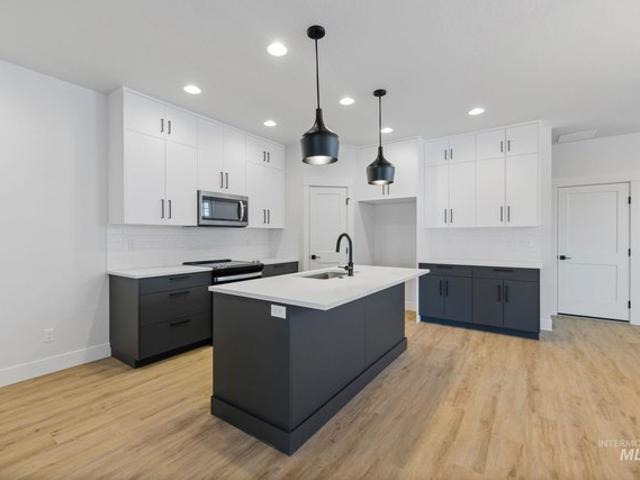18 Ogden St, Cascade, ID 83611