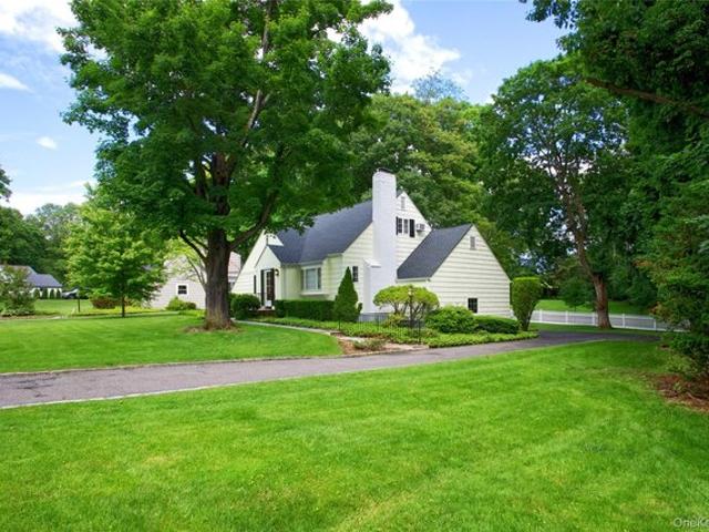 18 Old Farm Rd, East Hills, NY 11577