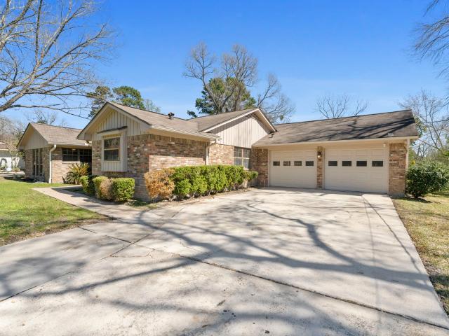 18 Panorama Dr, Conroe, TX 77304 | MLS #55761 | Compass