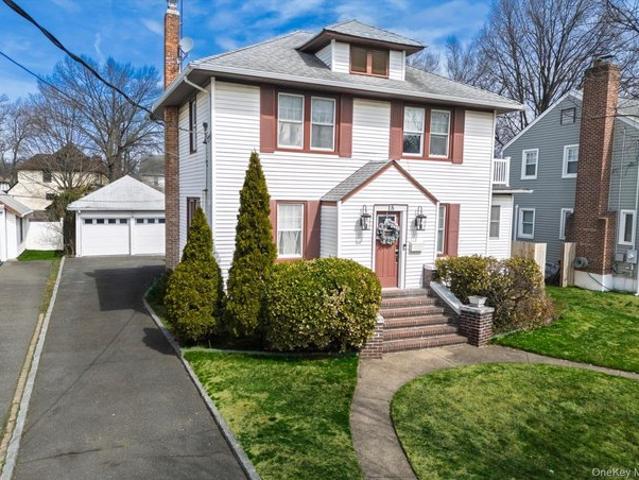 18 Phipps Ave, East Rockaway, NY 11518