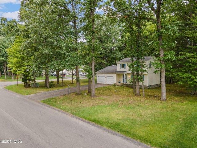 18 Pinehollow Dr, Ballston Spa, NY 12020