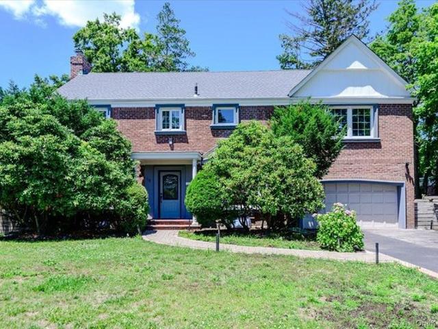 18 Pond Park Rd, Great Neck, NY 11023