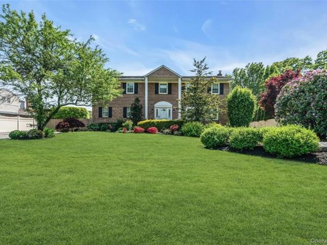 18 Ron Ct, Commack, NY 11725