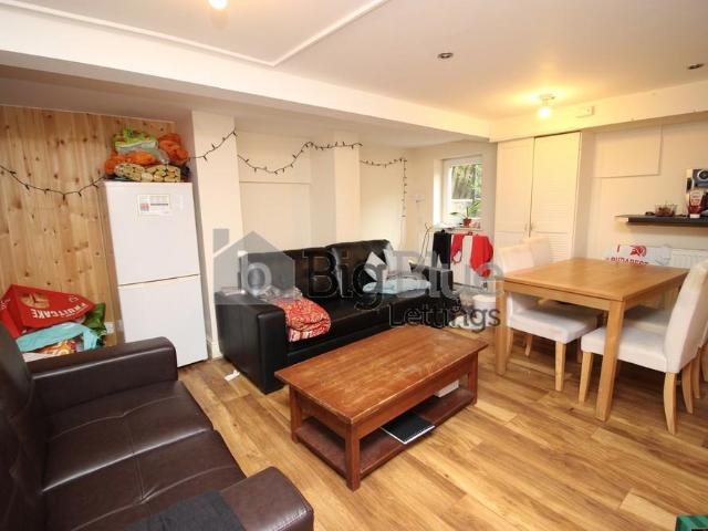 18 Royal Park Avenue, Hyde Park. 4 bed terraced house to rent £2,028 pcm £468 pw
