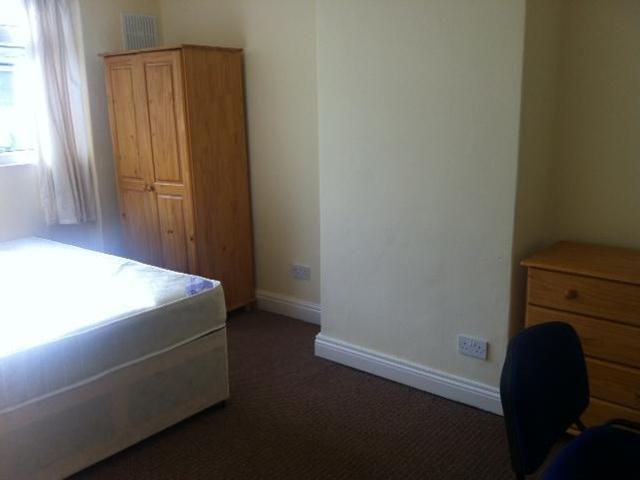 18 Royal Park Avenue Hyde Park Leeds. 4 bed house to rent £1,952 pcm £450 pw