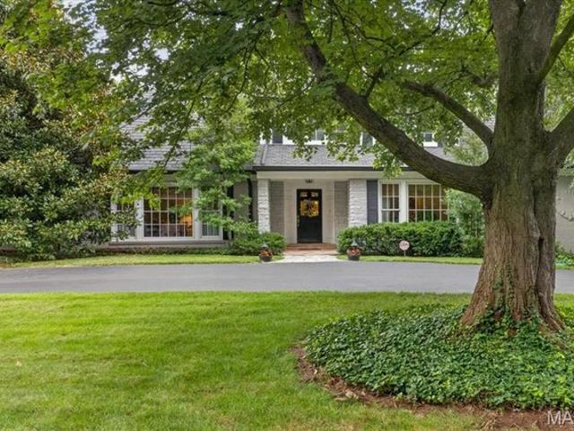 18 S McKnight Rd, Saint Louis, MO 63124