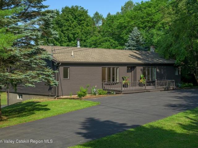 18 School Teacher Rd, Hudson, NY 12534