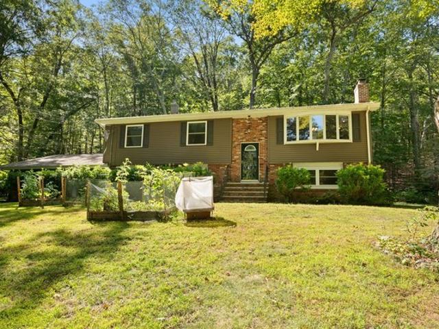 18 Stonybrook Rd, Ledyard, CT 06335