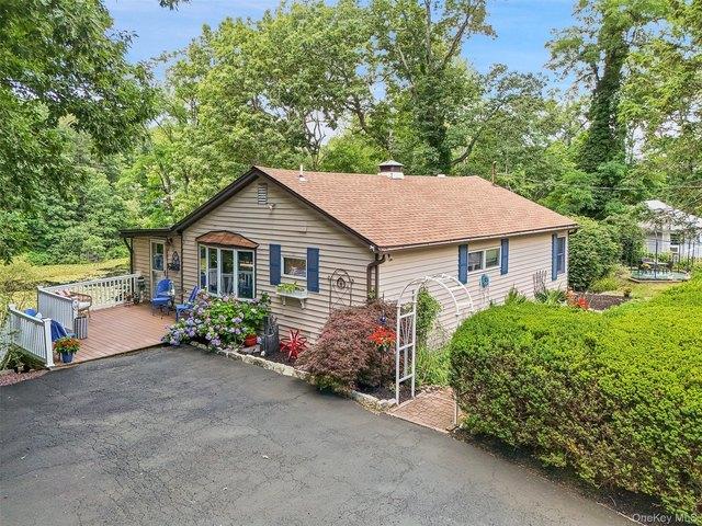 18 Sylvan Rd, Lake Peekskill, NY 10537