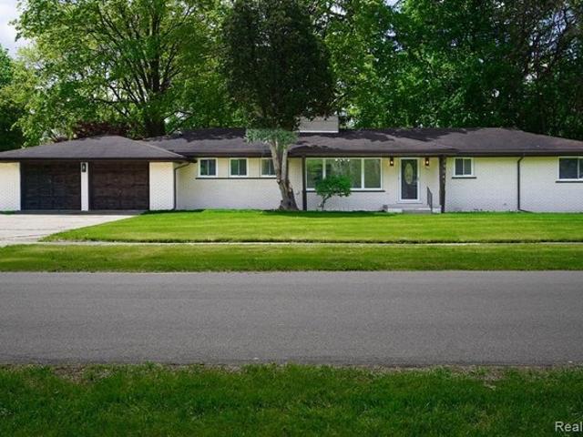 19041 Bungalow Dr, Lathrup Village, MI 48076