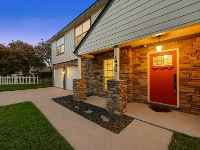 1904 Oakridge Dr