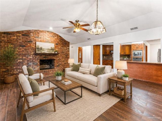 1905 E Live Oak