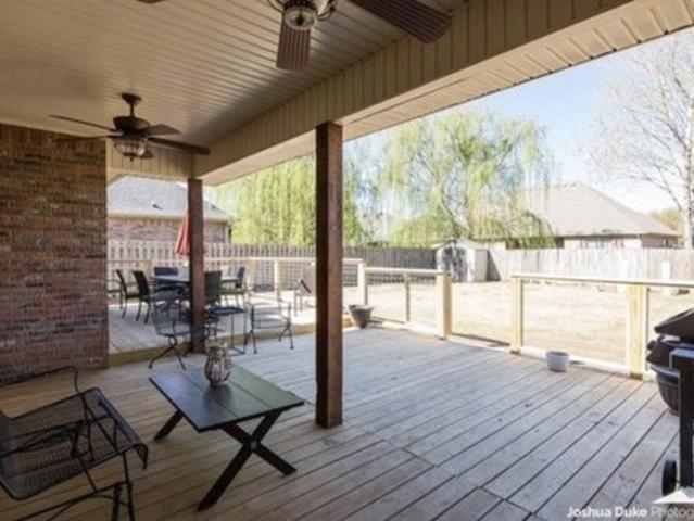 1905 S River Meadows Dr, Fayetteville, AR 72701