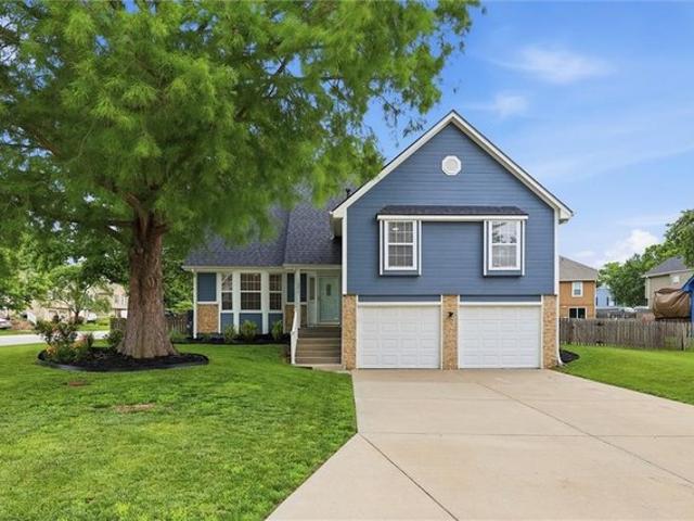1906 Choctaw Dr, Greenwood, MO 64034